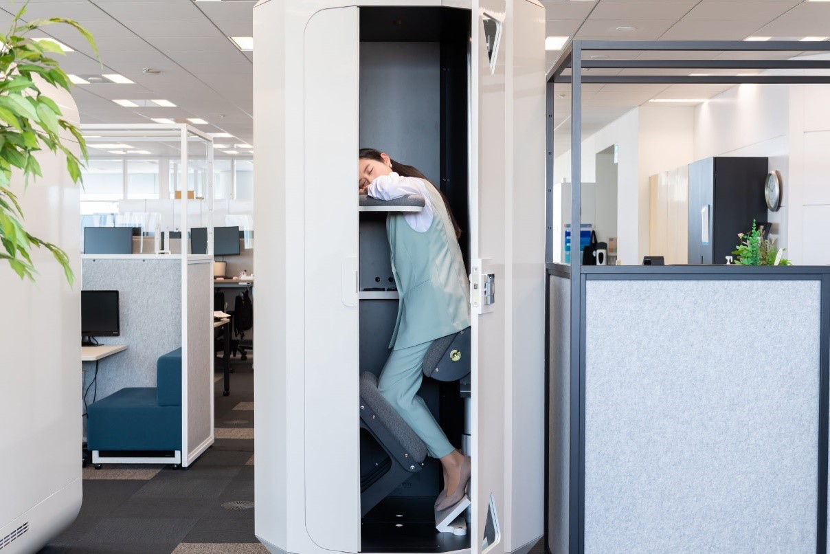 立ったまま寝る仮眠ボックス「giraffenap」 「二子玉川 蔦屋家電」で展示